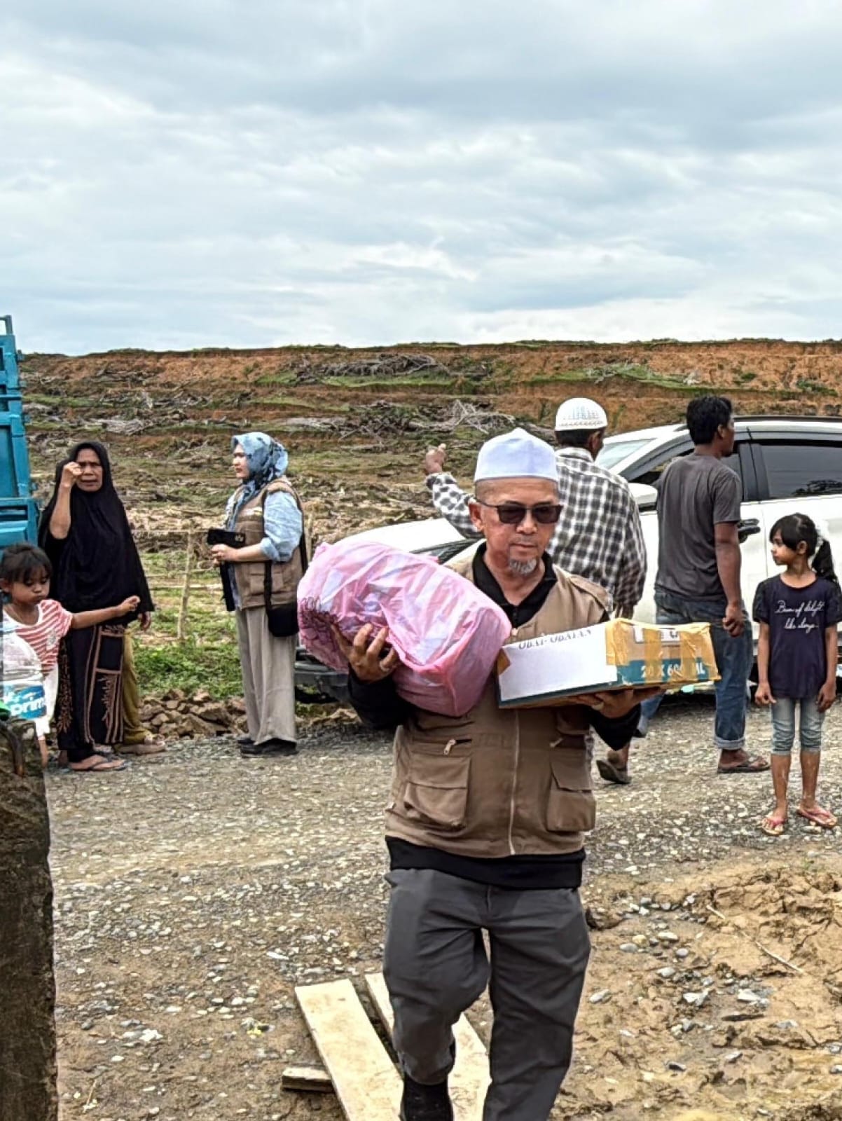 Sambil Meneteskan Air Mata, Dermawan Brunei Awang Idris Salurkan ...